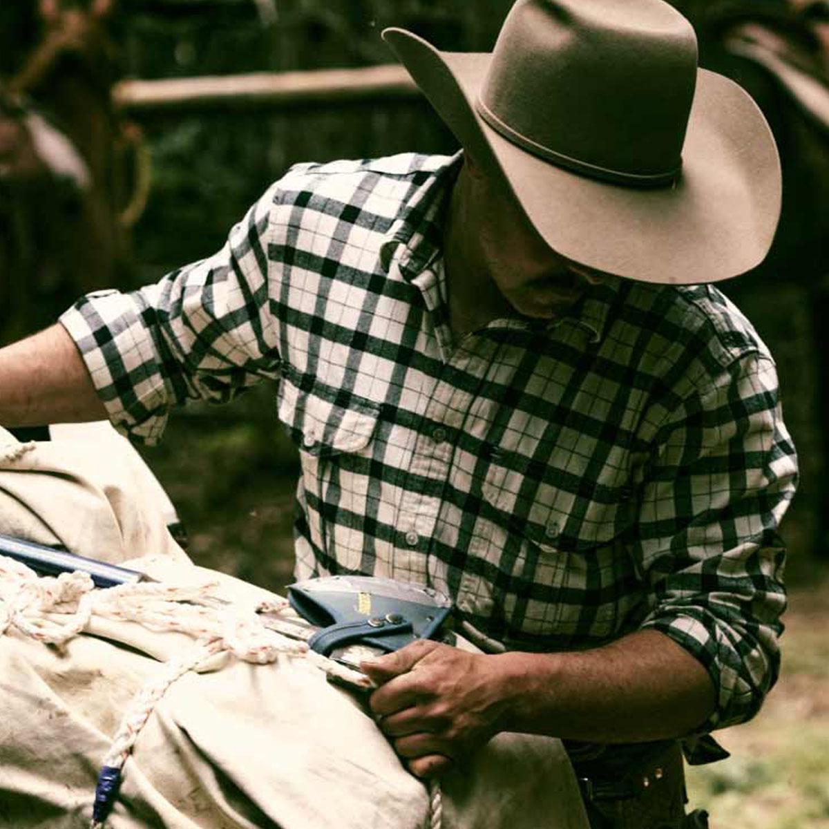 Filson Alaskan Guide Shirt Black, provides comfort and durability